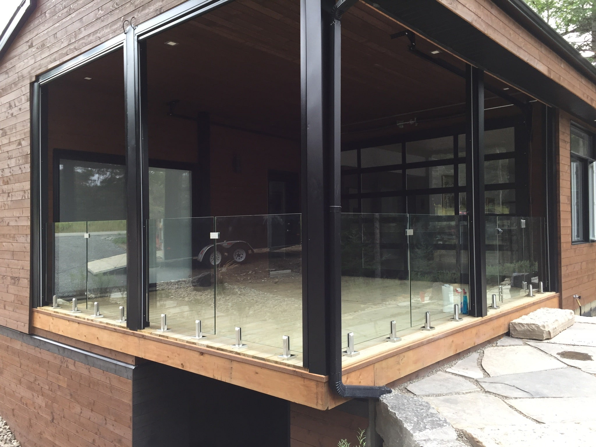 Top Benefits of Glass Railings for Decks